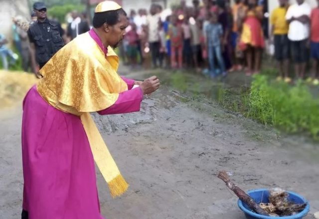 Ihe mere ụka Anglịkan ji gbarụọ ihu nye ụkọchukwu kpeere dịbịa ekpere ...