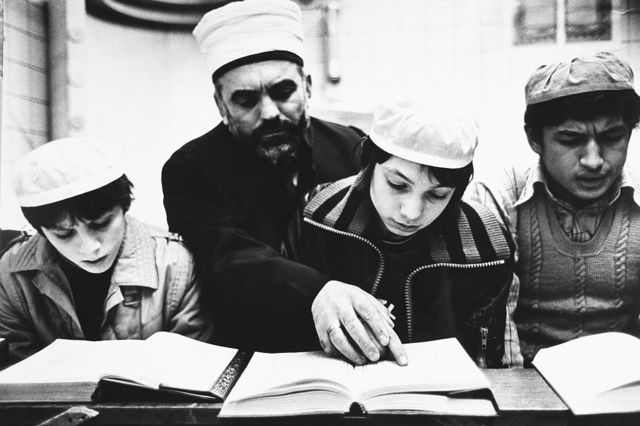 कोरोना लॉकडाउन: इमरान ख़ान क्यों चाहते हैं पाकिस्तानी नौजवान ये किताब ...