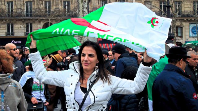 En Images: les manifestations des Algériens à Paris - BBC News Afrique
