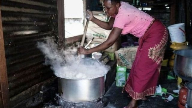 Kenya: Umujinya mu baturage bamenye ko kawunga irimo uburozi - BBC News ...