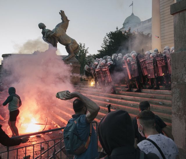Protest u Beogradu: Suzavac, kamenice policijsko nasilje drugog dana ...