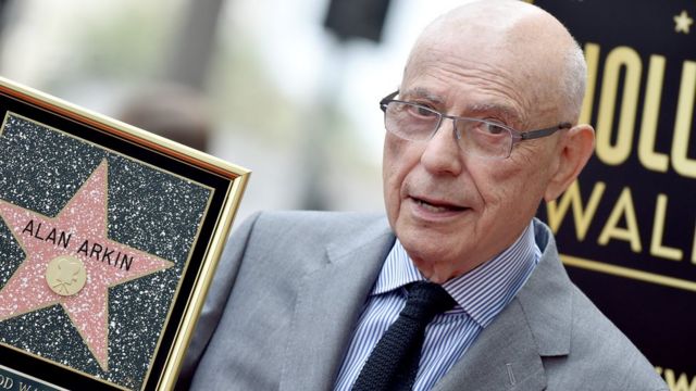 Holivud i film: Legendarni glumac, oskarovac Alan Arkin preminuo u 89. godini - BBC News na srpskom