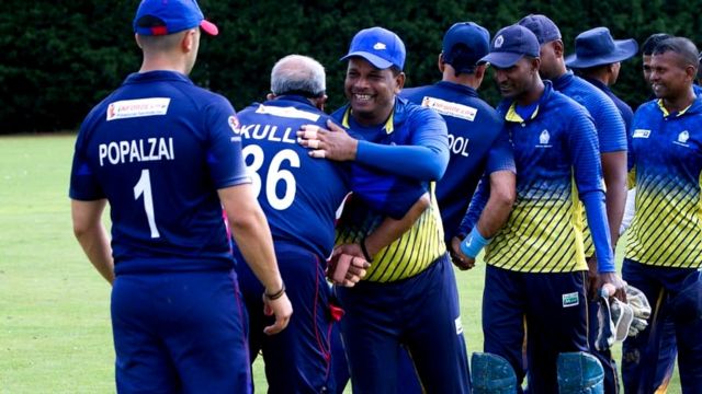 ශ්‍රී ලංකා ක්‍රිකට් : බැටන් පොල්ල වෙනුවට ක්‍රිකට් පිත්ත අතට ගත් පොලිස් ...