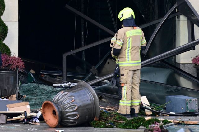 AquaDom hotel aquarium: Giant aquarium wit 1,500 fish burst for Berlin ...