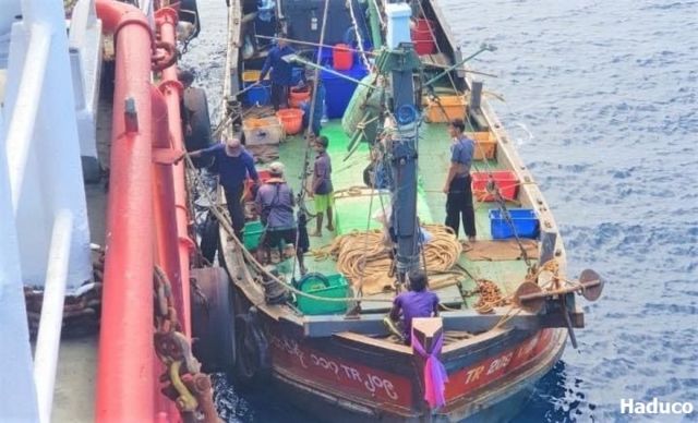 โรฮิงญา : ผู้อพยพโรฮิงญากว่า 200 ชีวิต เสี่ยงเรือจม นอกชายฝั่งไทย โยนศพ ...