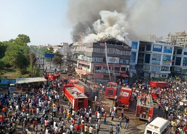 Surat Fire : સુરતના તક્ષશિલા આર્કેડમાં આગ ફાયરસેફટીનાં સાધનો ન હોવાને ...