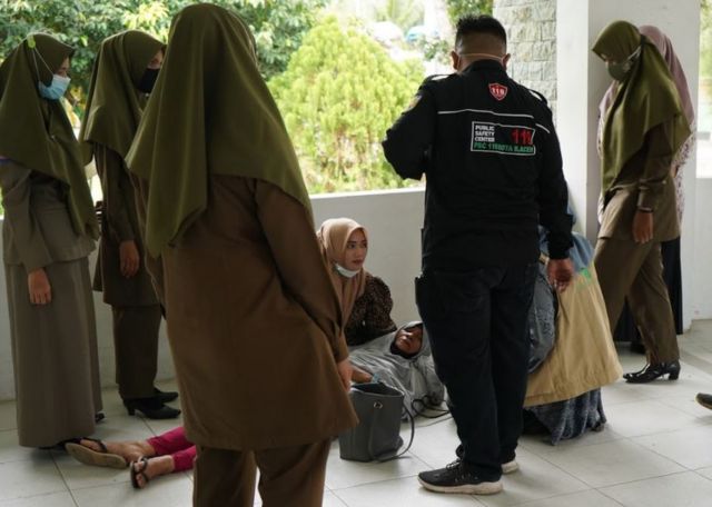 Mengapa Aceh tetap gelar hukuman cambuk saat pandemi dan dihadiri banyak orang? - BBC News Indonesia