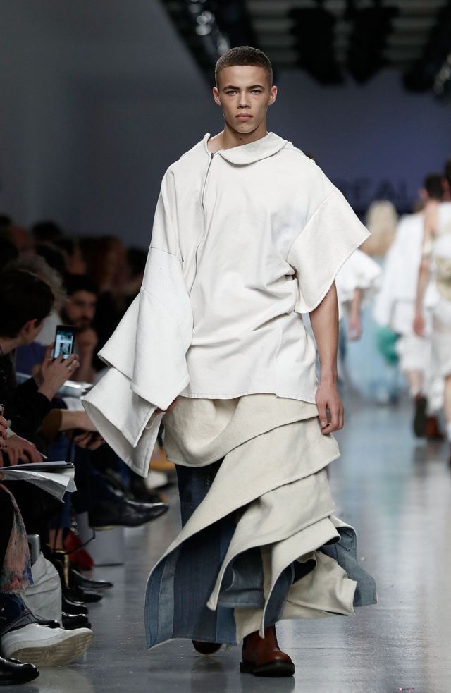 Pagelaran mode London Fashion Week tampilkan busana unisex - BBC News ...