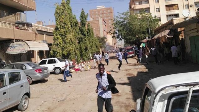 المظاهرات في السودان الشرطة تطلق الغاز المسيل للدموع على محتجين في