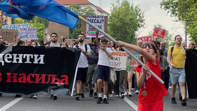 „Srbija protiv nasilja". Protesti u više gradova Srbije, demonstranti ...
