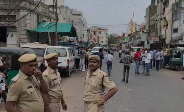 વડોદરામાં રામનવમીની યાત્રા દરમિયાન પથ્થરમારો - BBC News ગુજરાતી