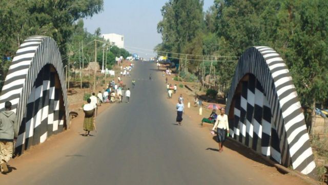 ቅልውላው ኣምሓራ፡ ኣብ ፍኖተ ሰላም ብውሑድ 25 ሰባት ተቐቲሎም፤ ልዕሊ 50 ቈሲሎም - BBC News ትግርኛ