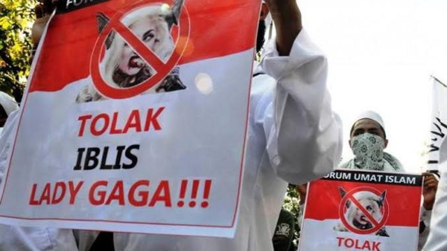 Konser Coldplay: Demonstrasi anti-LGBT warnai konser Coldplay di ...