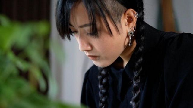 Nini kinachosababisha mabinti wadogo kukoma hedhi mapema? - BBC News ...