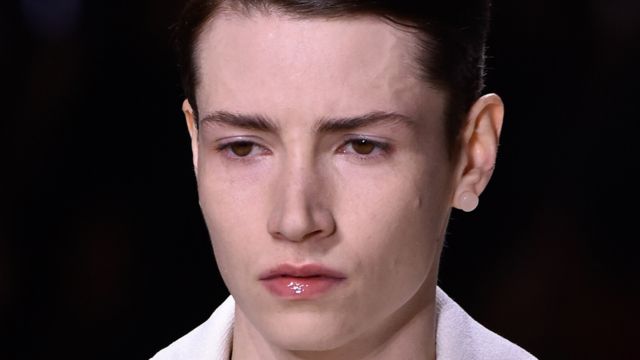 Krow Kian, model transgender yang mendobrak batasan - BBC News Indonesia