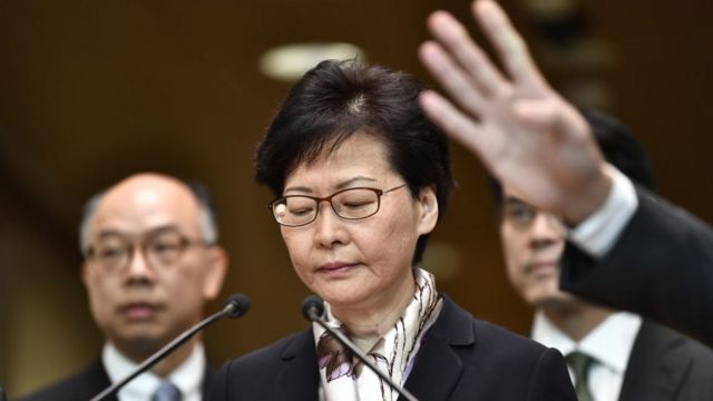 Hong Kong: Giới lập pháp dân chủ đề xuất loại lãnh đạo Carrie Lam - BBC ...
