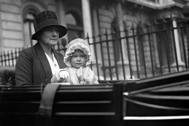 Ratu Elizabeth II dari masa ke masa dalam gambar - BBC News Indonesia