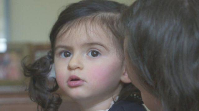 Cómo es vivir con hemiplejia alternante de la infancia: "Mi hija es ...