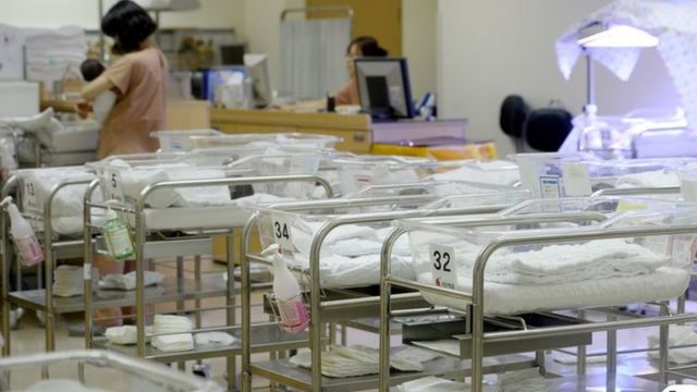 OECD: 한국 여성, 첫 출산 32세에…'사회적 인식 함께 개선돼야' - BBC News 코리아