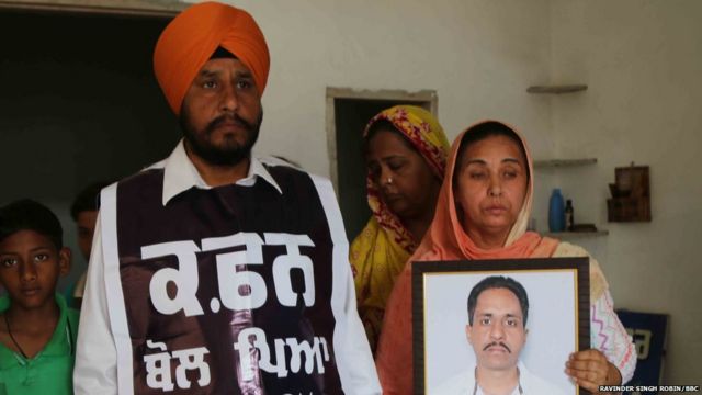 ਨਸ਼ੇ ਕਾਰਨ ਮਰੇ ਪੁੱਤਰ ਦੀ ਤਸਵੀਰ ਤੇ ‘ਕਫ਼ਨ’ ਲੈ ਕੇ ਘੁੰਮਦੇ ਮਾਂ-ਪਿਓ - BBC News ...