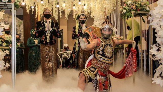 Pernikahan Di Tengah Pandemi Covid 19 Dilarang Bersalaman Dengan