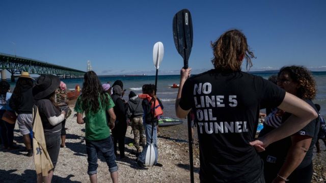 لماذا تحاول ولاية أمريكية إغلاق خط أنابيب نفط كندي؟ - BBC News عربي