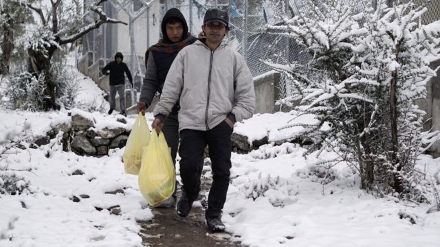 La dura ola de frío que golpea a los migrantes y refugiados en Europa ...