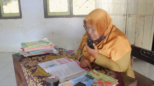 Sekolah anak: Sinyal ponsel sulit diakses, guru dan murid di Sumbawa gunakan handy talkie - BBC ...