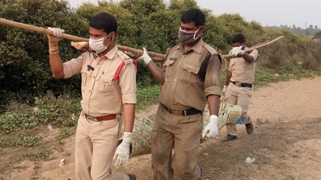 విశాఖ: అనాథ శవాన్ని మూడు కిలోమీటర్లు మోసుకెళ్లిన రాంబిల్లి ఎస్‌ఐ - BBC ...