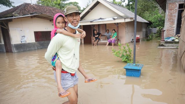 Rencana tambang emas terbesar di Jawa berpotensi perparah bencana ekologi - 'Kalau tambang emas ...