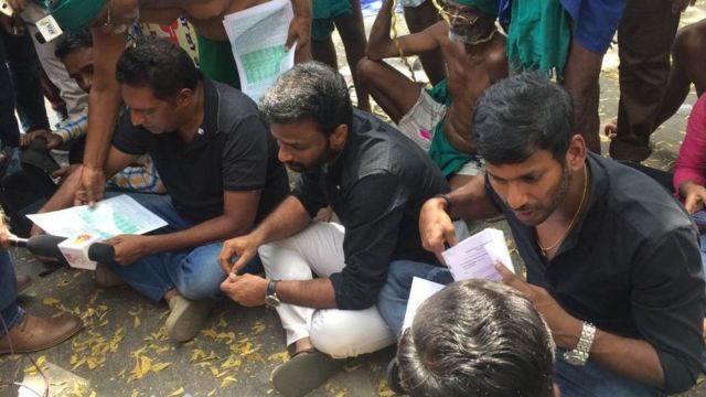 டெல்லியில் தமிழக விவசாயிகள் நூதனப் போராட்டம்; தற்கொலை முயற்சியால் ...