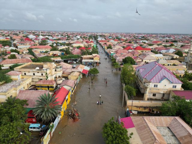 Sawiro: Qaar kamid ah xaafadaha iyo qabuuraha magaalada Gaalkacyo oo isku badalay biyo galeen ...
