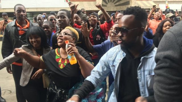Krisis Zimbabwe: Ribuan orang merayakan lengsernya Mugabe - BBC News ...