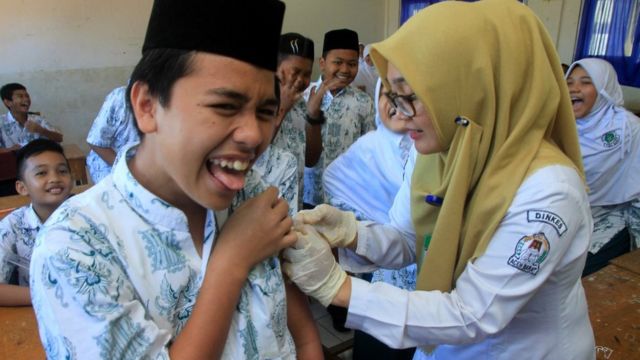 Vaksin halal wajib disediakan pemerintah, apa dampak jangka panjangnya? - BBC News Indonesia