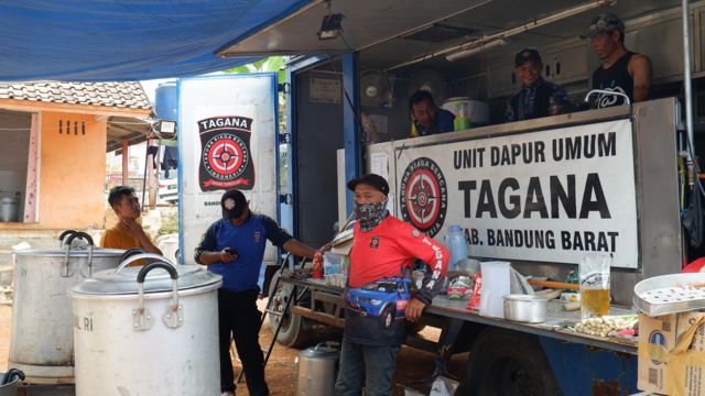 Kebakaran TPA Sarimukti: 'Api masih terus membara', ratusan warga menderita ISPA dan iritasi ...