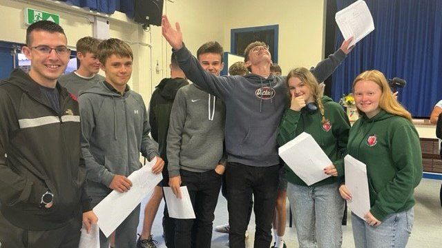 Diwrnod canlyniadau TGAU: 'Dwi ar bigau'r drain' - BBC Cymru Fyw