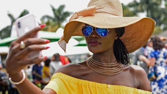 Social Media: Ihe atọ ị ga-eme ma ị chọọ ịbụ onye a ma ama - BBC News Ìgbò