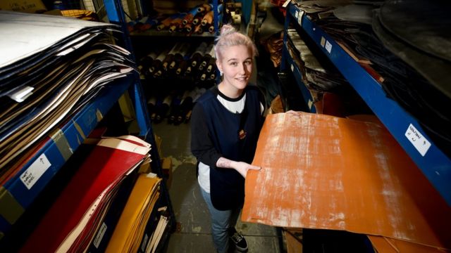 ล้อเกวียน ลูกโลก กระดาษ คนรุ่นใหม่กับอาชีพคนรุ่นเก่า - BBC News ไทย