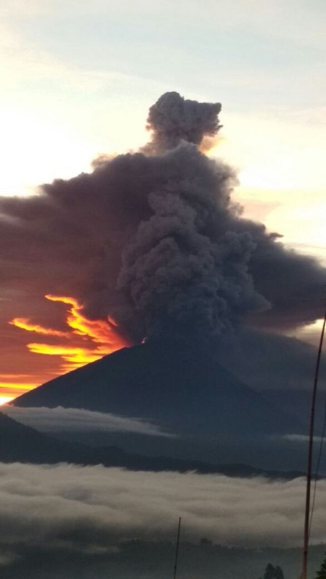 Mengapa ada warna kemerahan di abu Gunung Agung yang 'mencapai' 3.000 ...