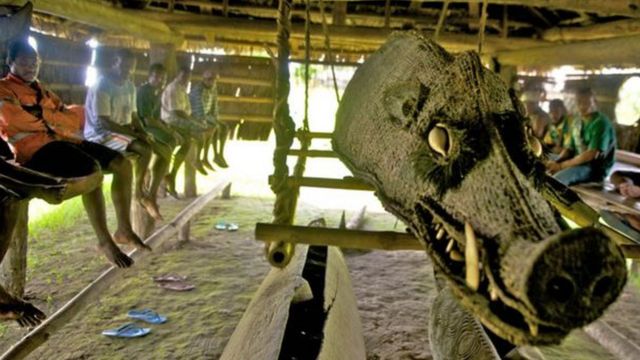 Jasiirad ragga ku nool ay jirkooda u ekeysiiyaan maqaarka yaxaaska ...