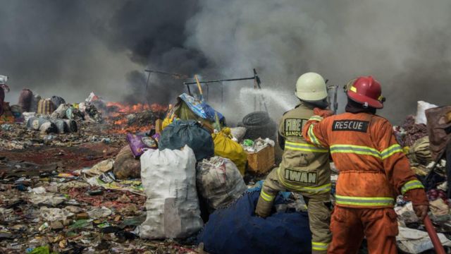 Kebakaran TPA Sarimukti: 'Api masih terus membara', ratusan warga ...