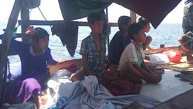 'Ada yang meninggal, banyak anak sakit', perahu dengan puluhan ...