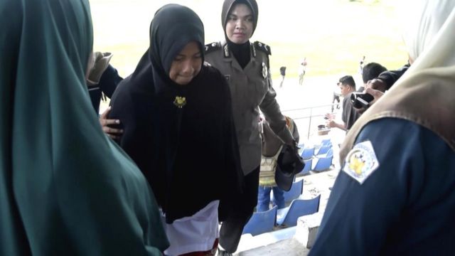 Hukum cambuk prostitusi online di Aceh, seorang terpidana menangis kesakitan - BBC News Indonesia