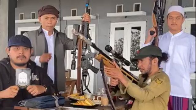 Video pejabat MUI Sukabumi 'pamer senjata' tuai kontroversi, pengamat ...