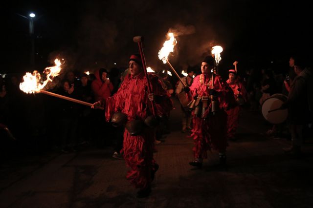Bugarska i običaji: Surva - živa tradicija paganskih korena - BBC News ...
