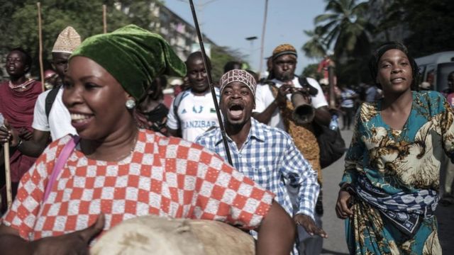 Utamaduni wa sherehe za kumtoa mwari una maana gani Tanzania? - BBC ...