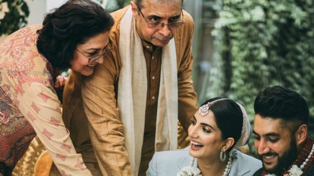 திருமணம் புதுமை: பேண்ட் சூட் உடையில் தோன்றிய இந்திய மணப்பெண் - BBC News ...