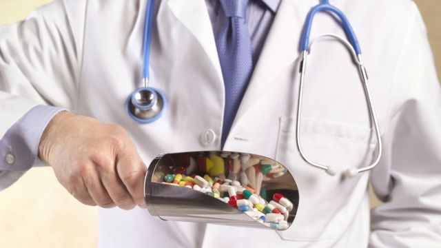 Bahaya di balik minum obat-obatan berbeda secara bersamaan - BBC News ...