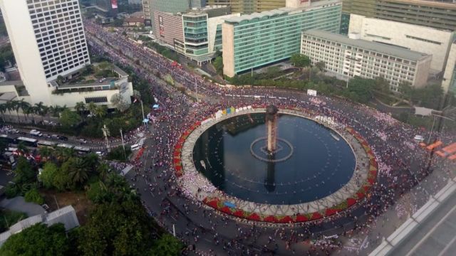 65 ribu orang menari poco-poco di Jakarta untuk memecahkan rekor dunia ...