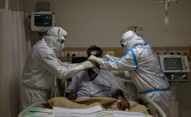 Wagonjwa watibiwa nyumbani baada ya hospitali kufurika India - BBC News ...